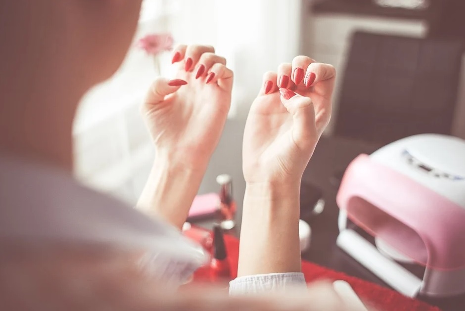 ¿Cómo reparar tus uñas rotas? - WomanTime Belleza