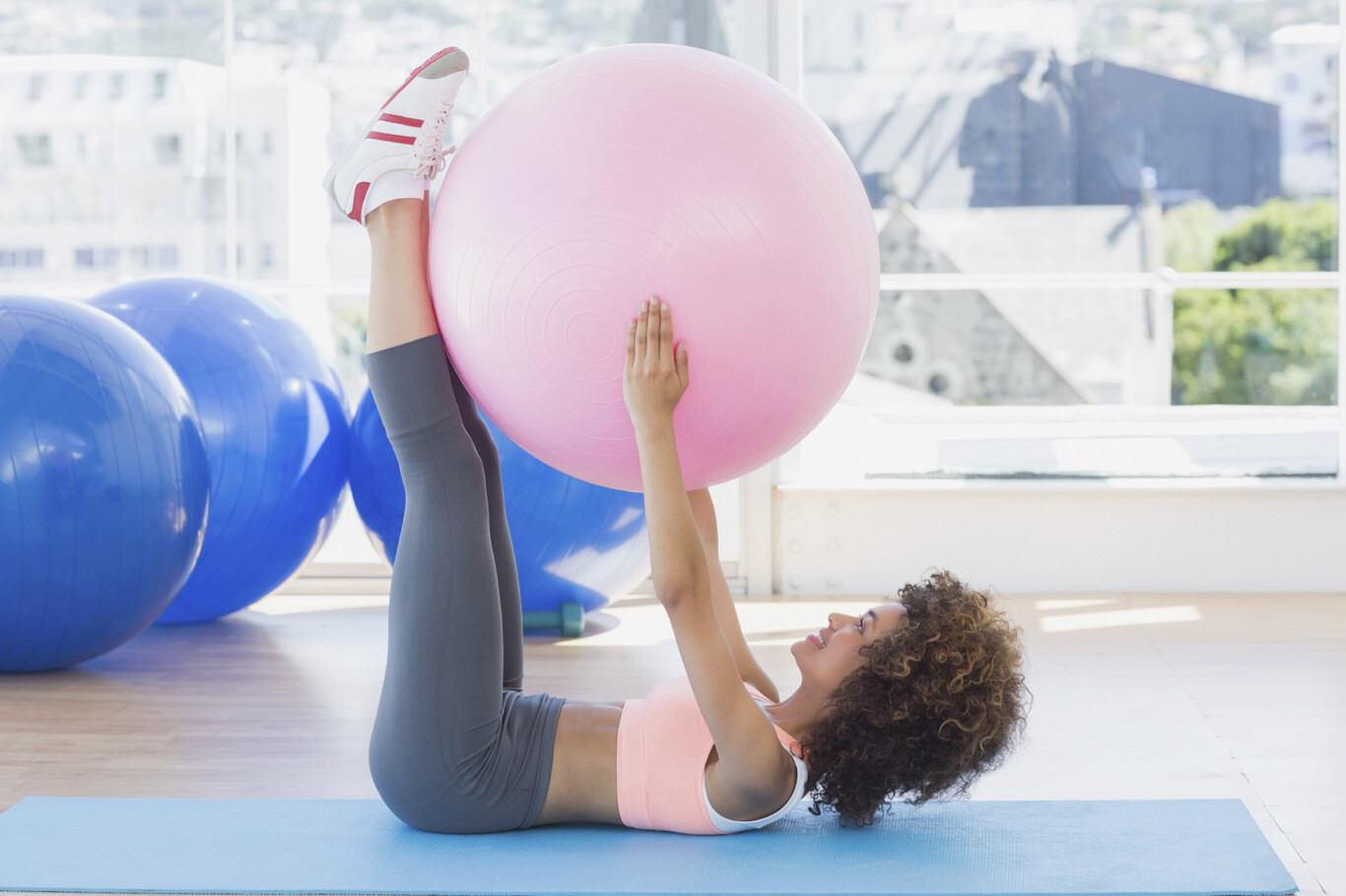 Los 5 ejercicios para poner tus piernas en forma con fitball en casa ...